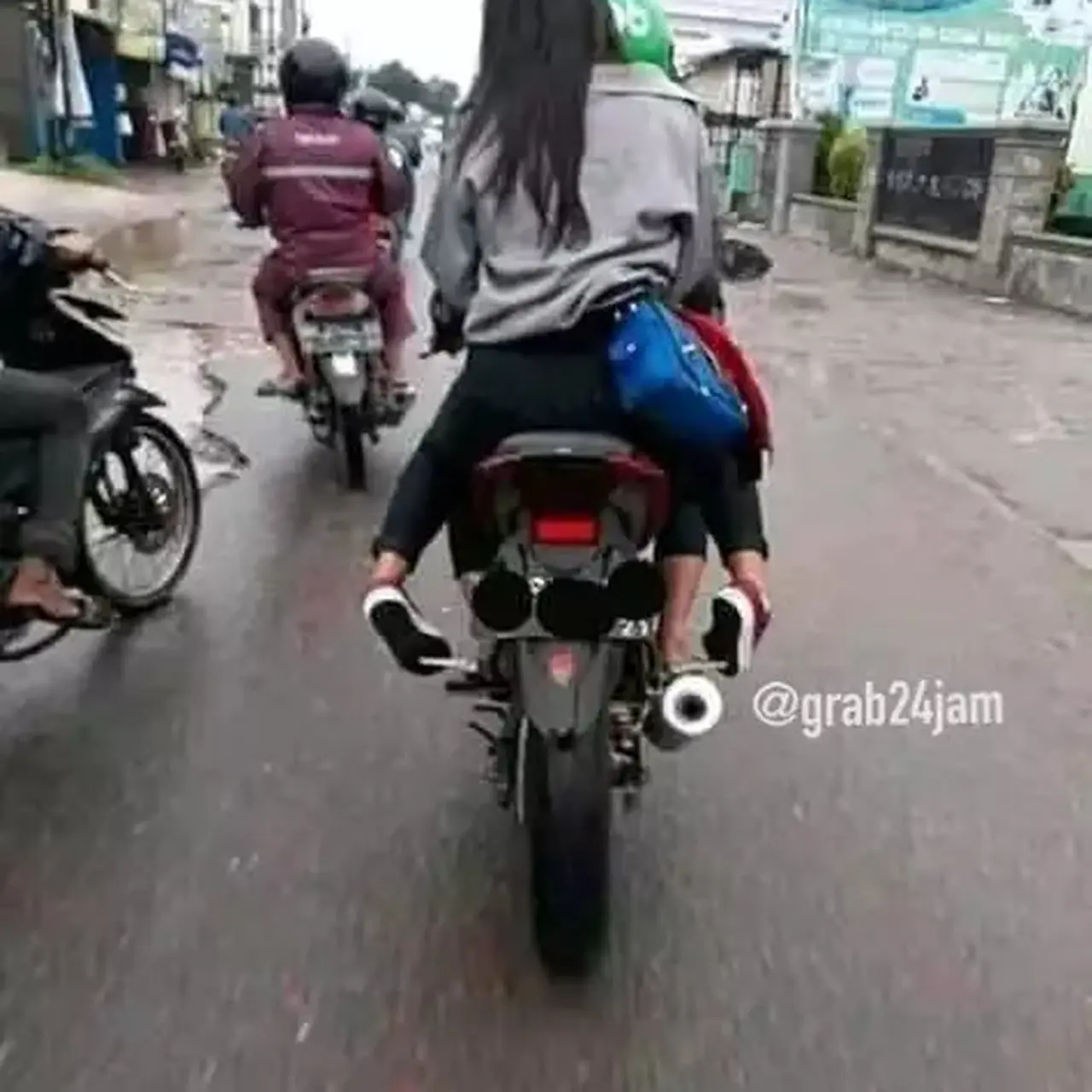 6 Potret Susahnya Dibonceng Pakai Motor Gede Ini Kocak Tapi Bikin ...