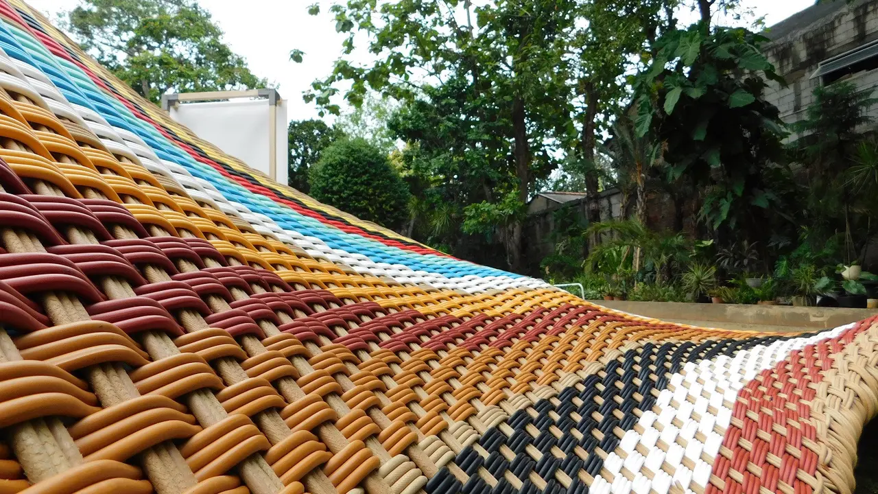 Melestarikan Budaya Lokal Lewat Keindahan Instalasi Seni Anyaman