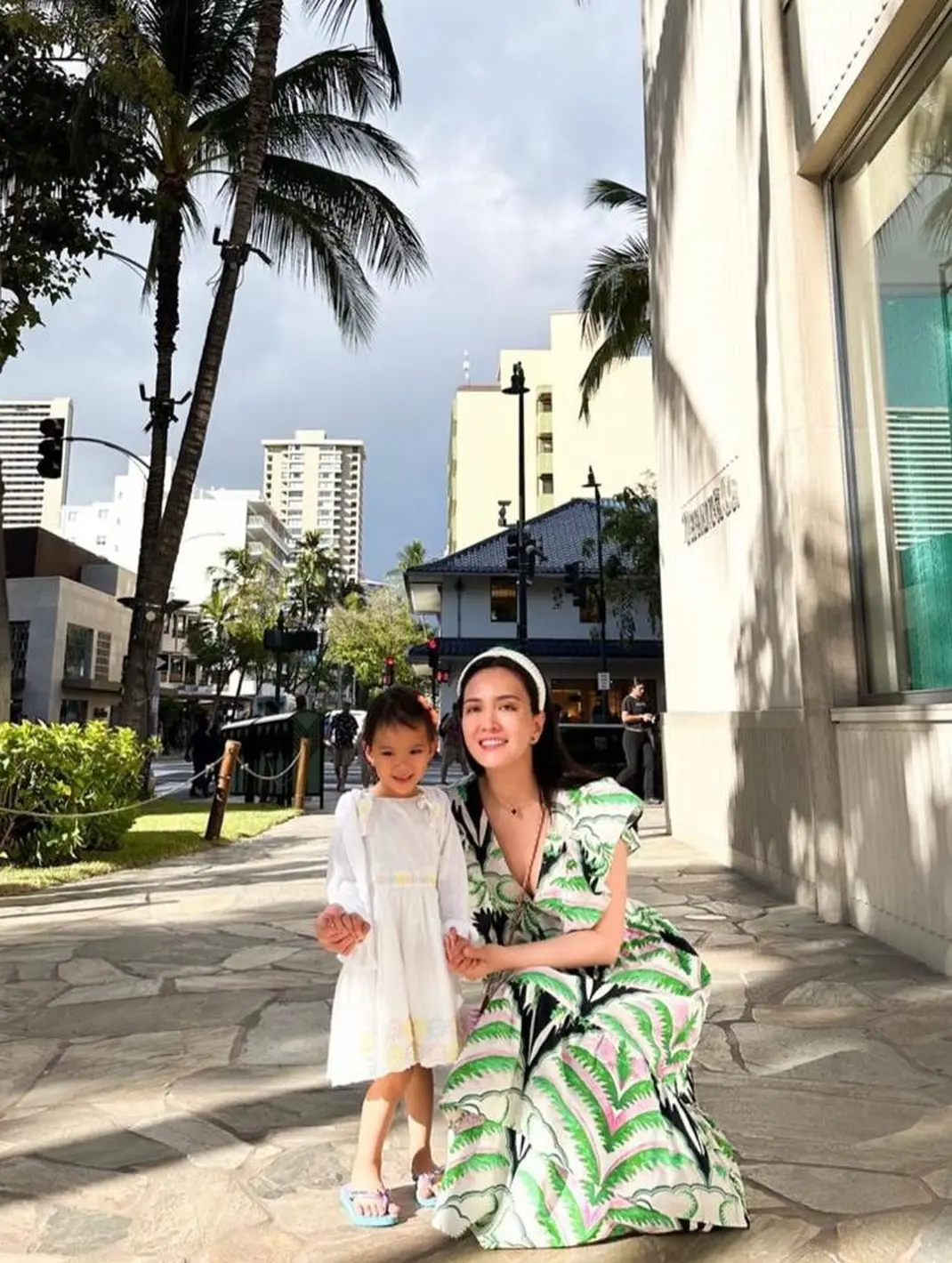 6 Potret Manis Shandy Aulia dengan Tropical Dress saat Liburan di ...