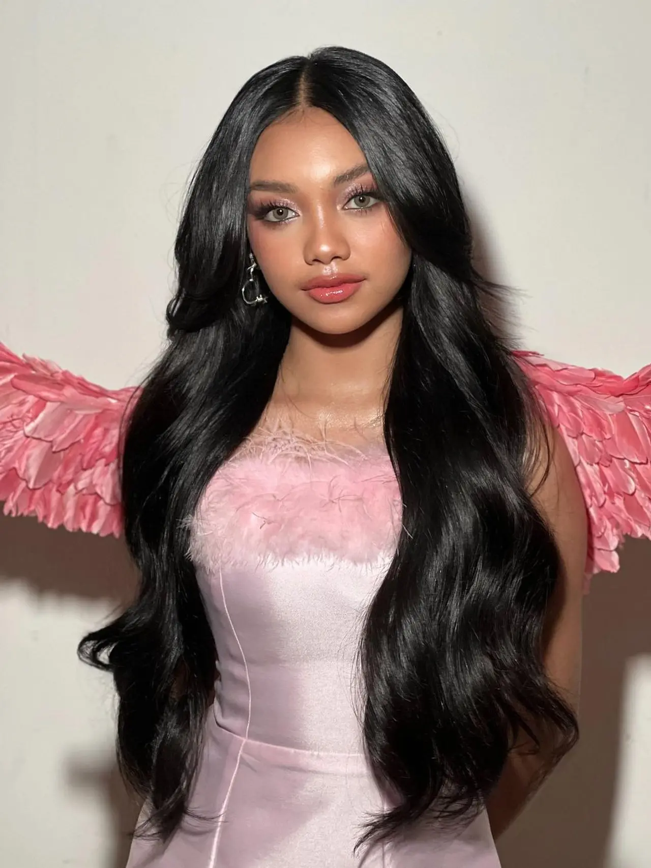 Detail Potret Menawan Naura Ayu dengan Rambut Terurai dan Aksesoris Ala Sayap Cupid ...