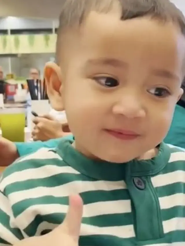 7 Potret Lucu Rayyanza Saat Minum Es Teh, Cipung Bisa Gestur Mantap ...