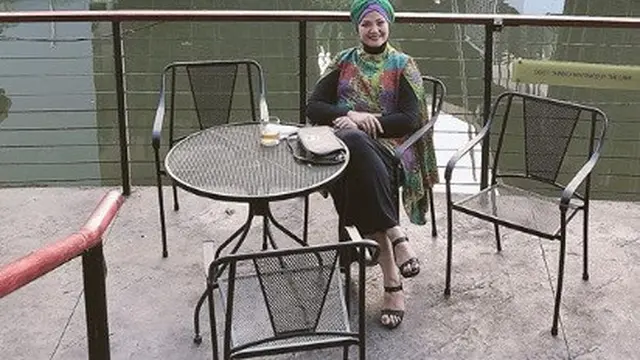 6 Gaya Artis Senior Ratih Sanggarwati, Tetap Memesona Di Usia 57 Tahun ...