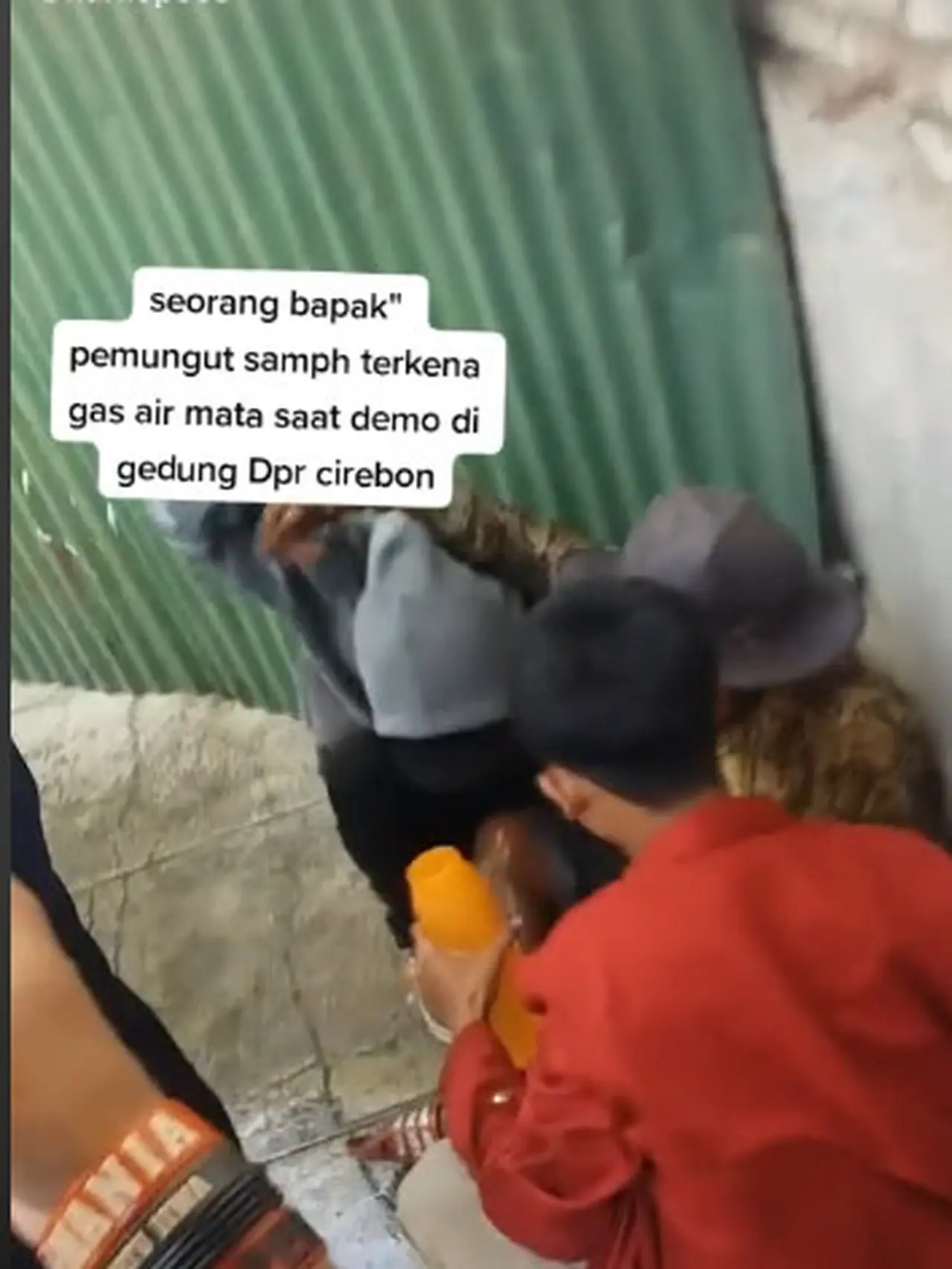Viral, Pemulung yang Kena Gas Air Mata Ini Ditolong Mahasiswa Saat Demo Omnibus Law - Citizen6 ...