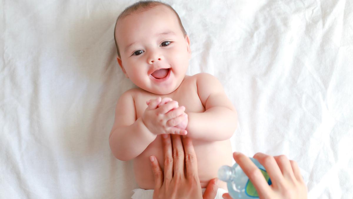 Manfaat Memijat Bayi yang Harus Diketahui - Parenting Fimela.com