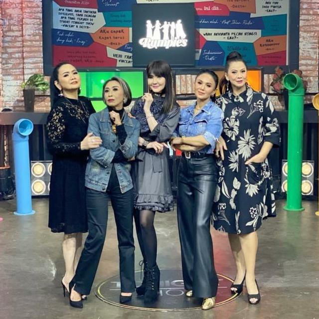 6 Potret Ita Purnamasari di Usia 54 Tahun, Dipuji Awet Muda - Surabaya ...
