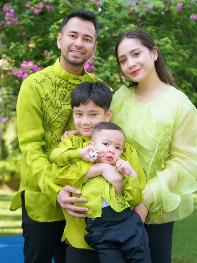 6 Potret OOTD Seleb Tanah Air Berbaju Kembaran Sekeluarga di Idul Adha 2023, Raffi Ahmad dan ...