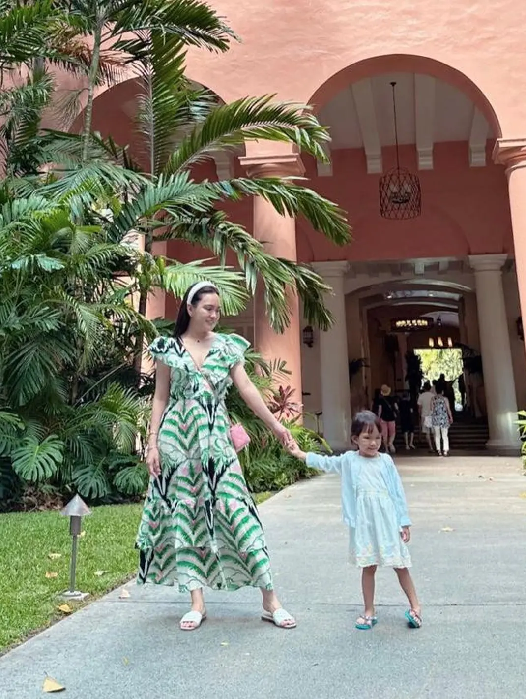 6 Potret Manis Shandy Aulia dengan Tropical Dress saat Liburan di ...