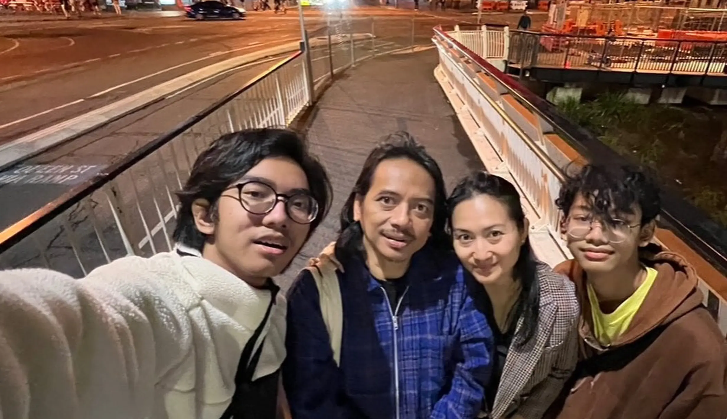 Jarang Tersorot, 10 Potret Kemesraan dan Keharmonisan Dewa Budjana dan ...