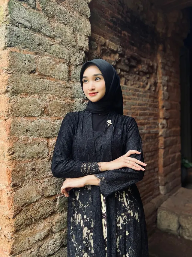 Jarang Disorot, Intip 6 Kebaya Hijab Ala Bella Almira yang Bisa Jadi Inspirasi - Fashion Fimela.com