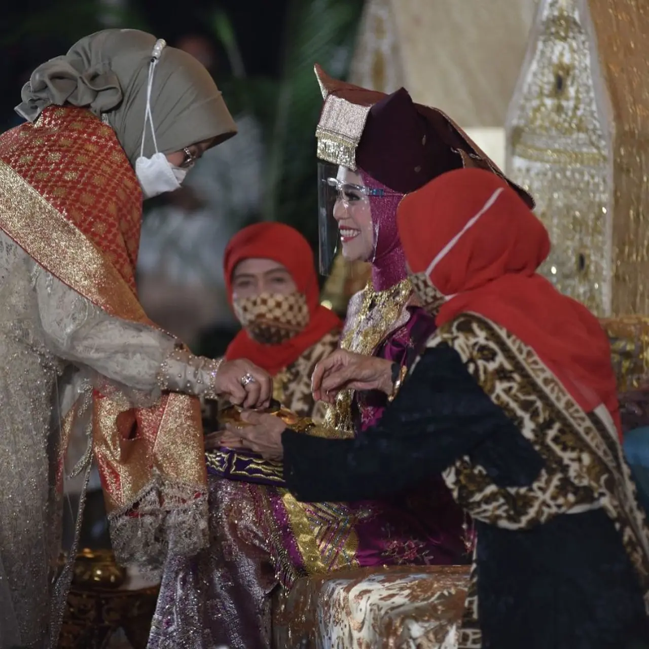 Malam Bainai, Tradisi Sakral dalam Pernikahan Adat Minangkabau ...