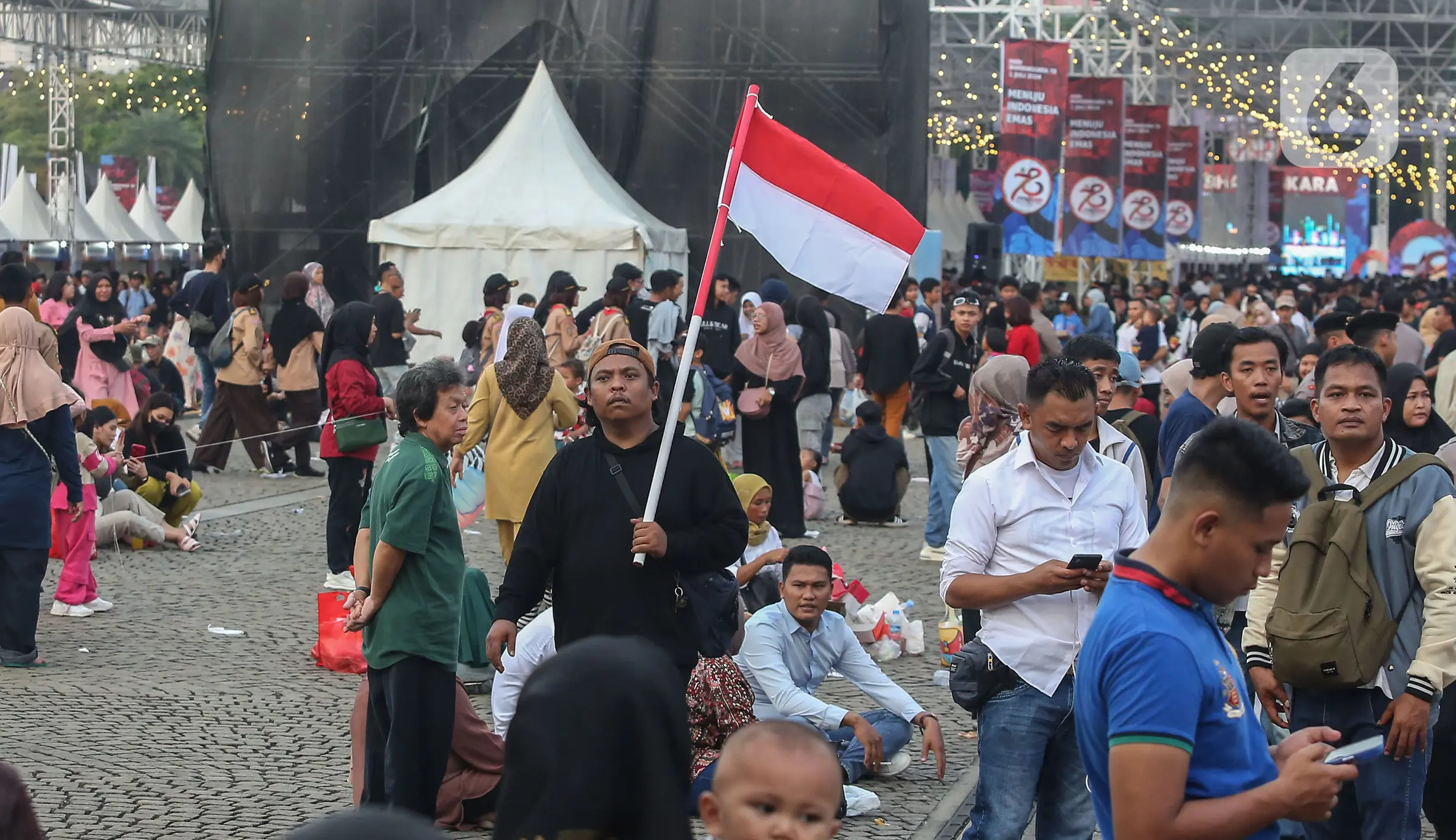 Pesta Rakyat HUT ke-78 Bhayangkara, Ribuan Orang Padati Kawasan Monas Jakarta - Foto Liputan6.com