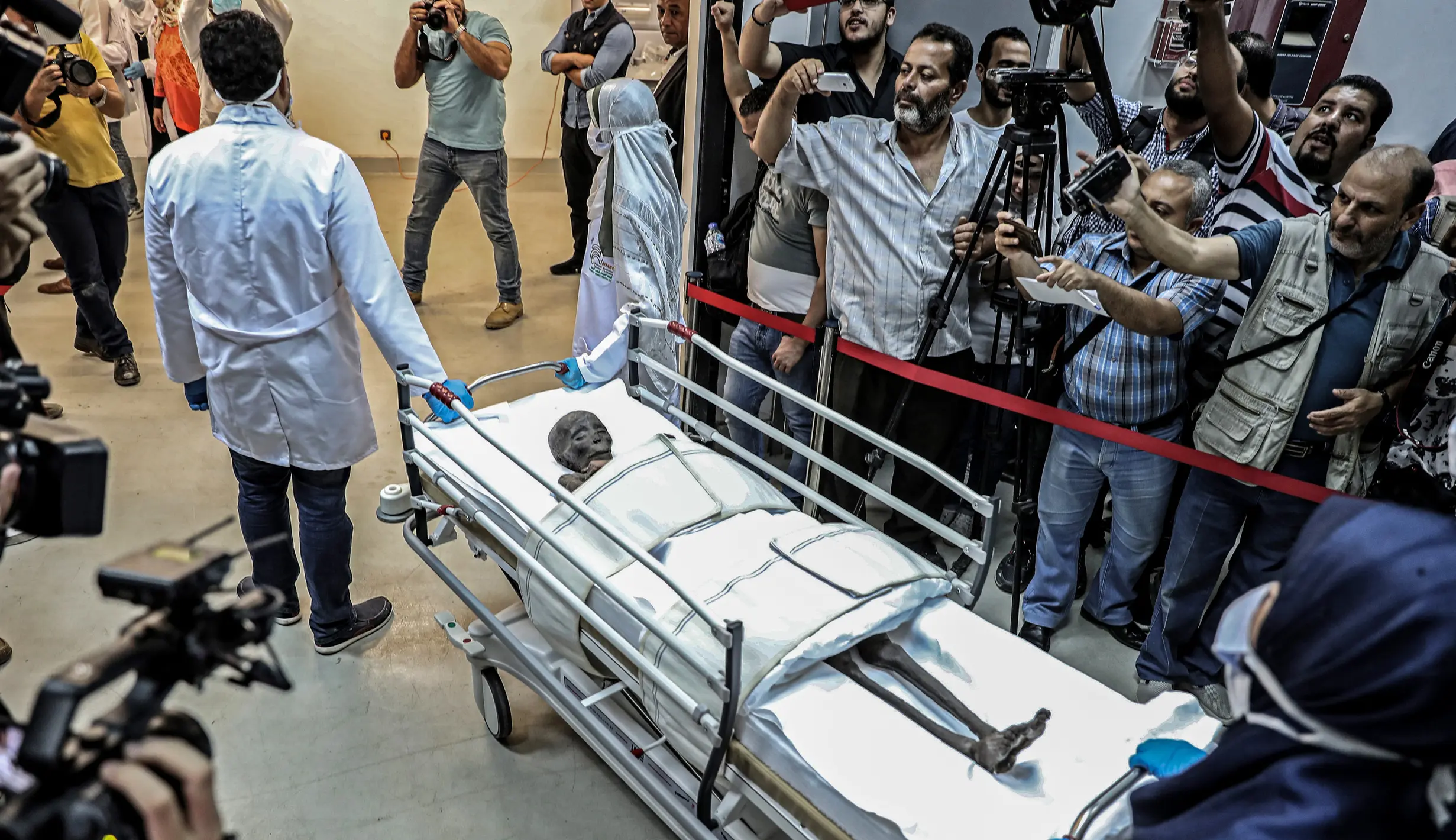 FOTO: Mumi Firaun Sennedjem Dikeluarkan dari Peti Mati di Mesir - Foto Liputan6.com