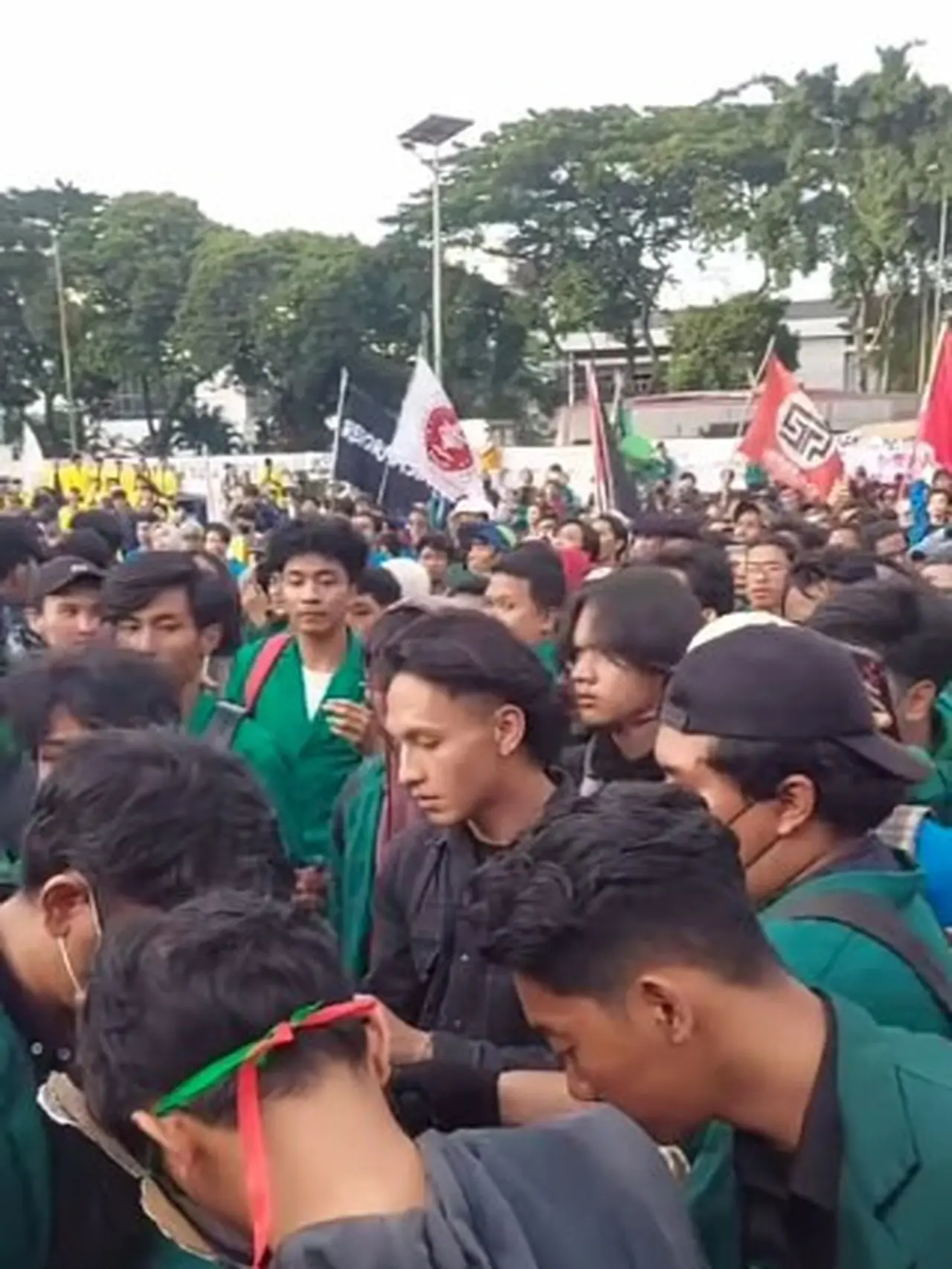 8 Potret Jefri Nichol Ikut Aksi Demo Tolak UU Cipta Kerja di DPR, Jadi Sorotan - Hot Liputan6.com