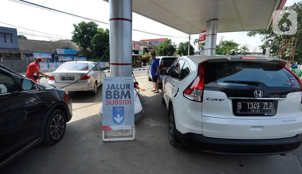 Antrean Kendaraan Jelang Pemberlakuan Kenaikan BBM di SPBU Cinere - Foto Liputan6.com