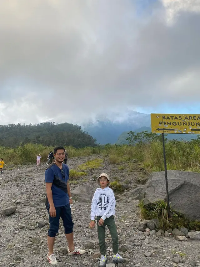 7 Potret Liburan Keluarga Ferry Ardiansyah di Jogja, Kunjungi Wisata ...