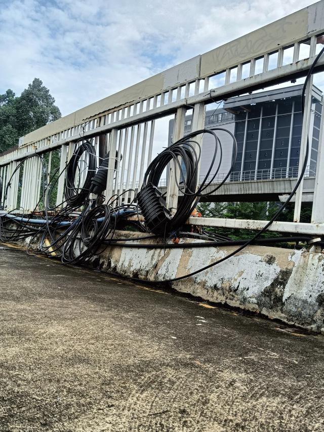 Potret Semrawutnya JPO Cawang Kompor: Kabel Kusut, Besi Berkarat, dan ...