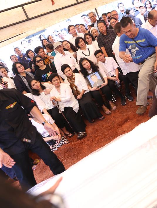 Doa dan Isak Tangis Sanak Keluarga Iringi Pemakaman Advent Bangun - Photo Fimela.com