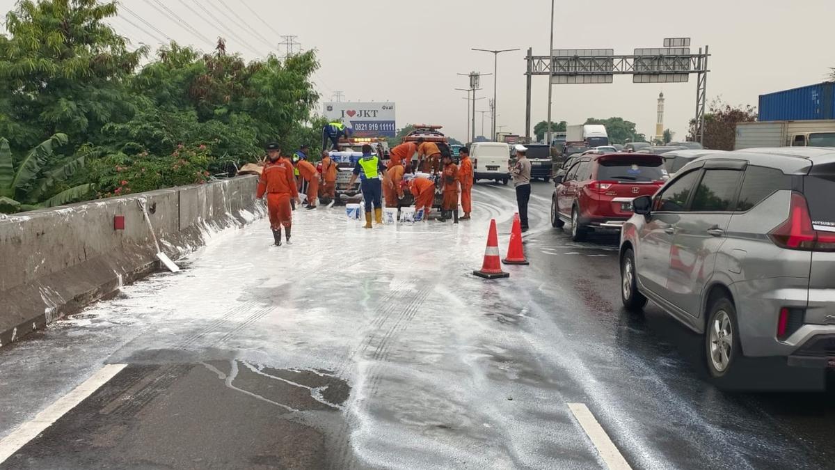 Truk Tabrakan di Tol Pluit, Muatan Cat Berserakan dan Buat Macet