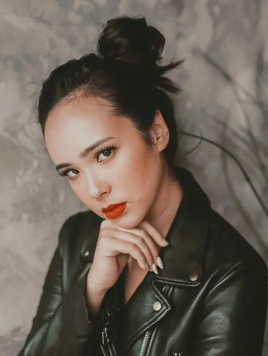 FOTO: Gaya Rambut Cepol Pamel Bowie, Tampil Cantik dan Simpel - Foto ...