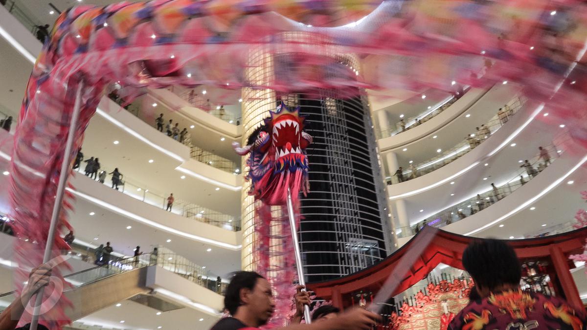 Parade Liong Bius Pengunjung Senayan City Saat Imlek