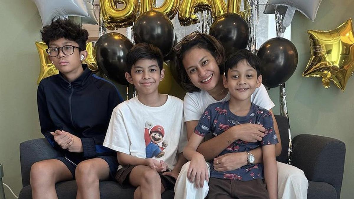 6 Potret Kebersamaan Raihaanun Bersama Ketiga Anak Laki-Lakinya ...