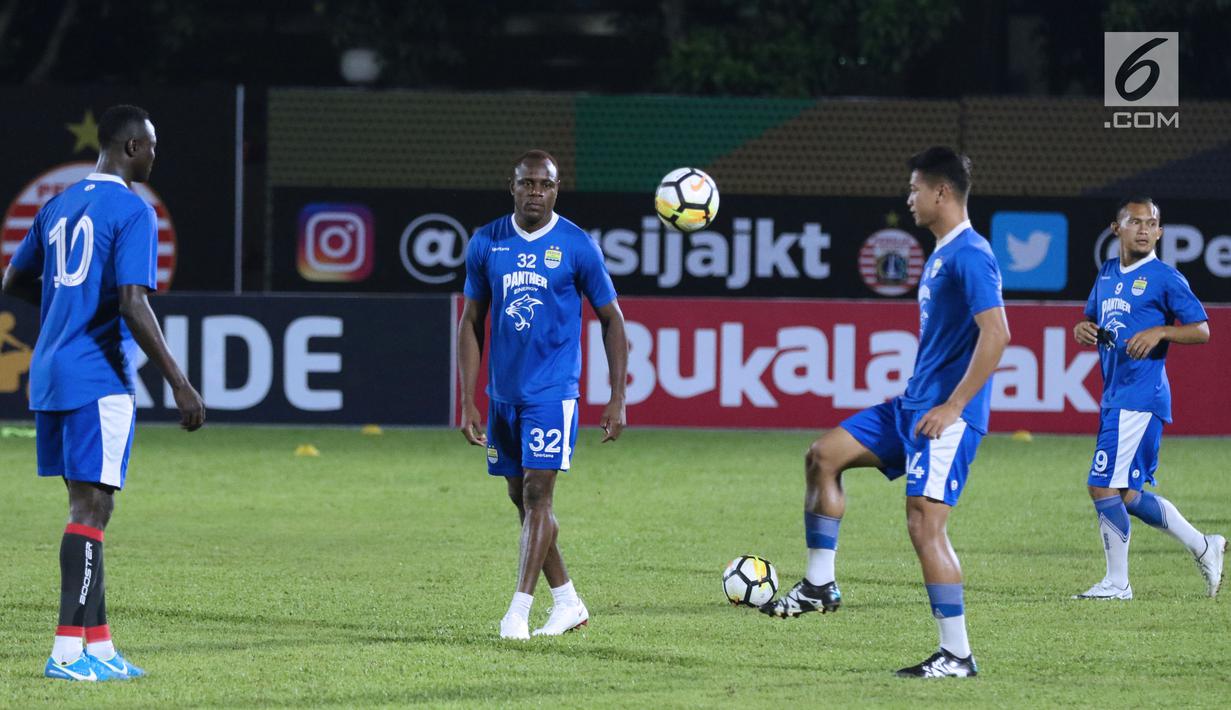 FOTO: Tandang Lawan Persija, Persib Jajal Stadion PTIK - Foto Liputan6.com