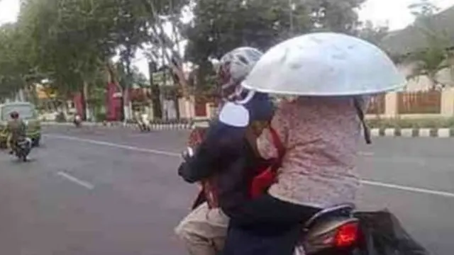 6 Aksi Emak-Emak Pakai Benda Pengganti Helm Ini Nyeleneh, Kocak - Hot Liputan6.com
