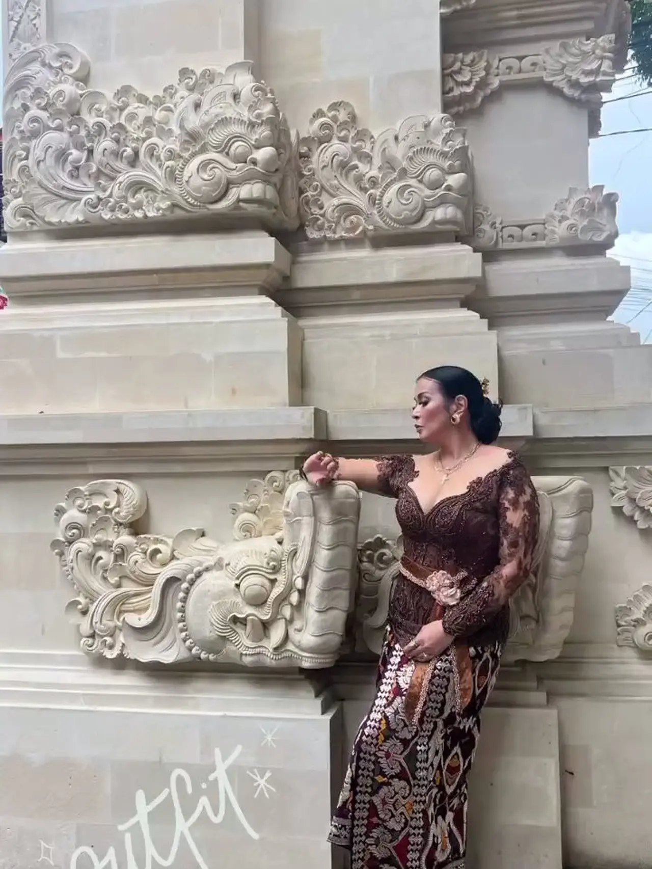 6 Potret Jennifer Jill Istri Ajun Perwira Kenakan Kebaya Bali ...