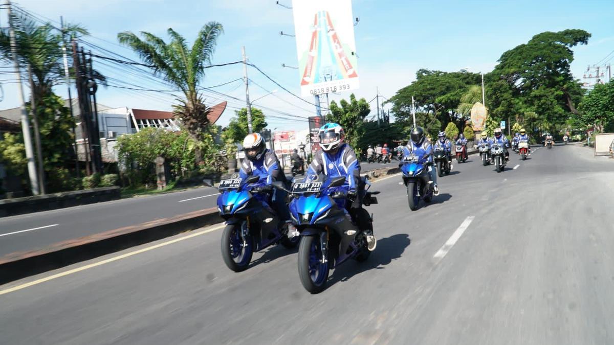 bLU cRU Fun Riding Road to Mandalika Buktikan Kemampuan Yamaha R15 ...