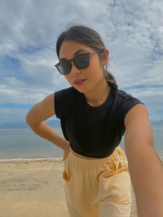 Potret Regina Poetiray Pakai Kacamata Hitam, Makin Stylish - Foto ...