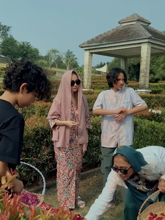 6 Tampilan Bunga Citra Lestari Kenakan Kerudung Pink dan Dress Berbunga saat Ziarah Peringatan ...