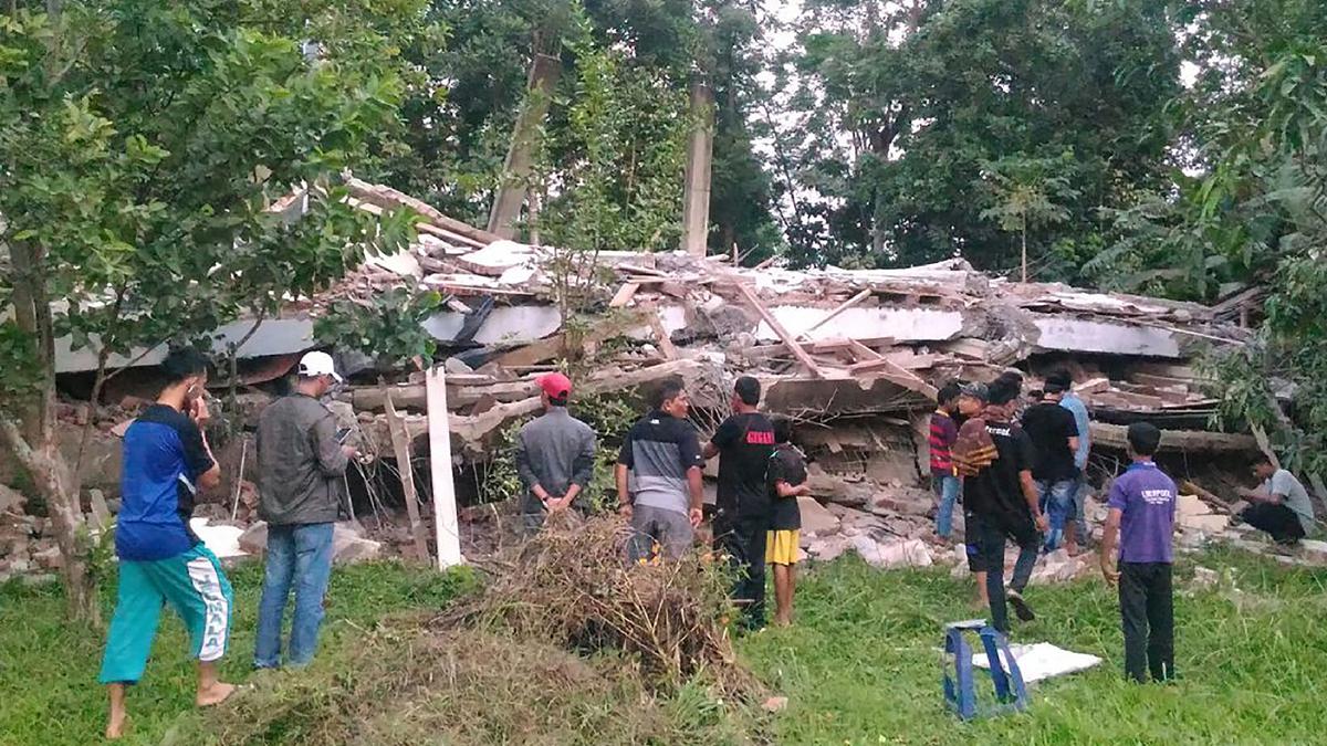 6 Korban Reruntuhan Bangunan Gempa Aceh Dievakuasi - News Liputan6.com
