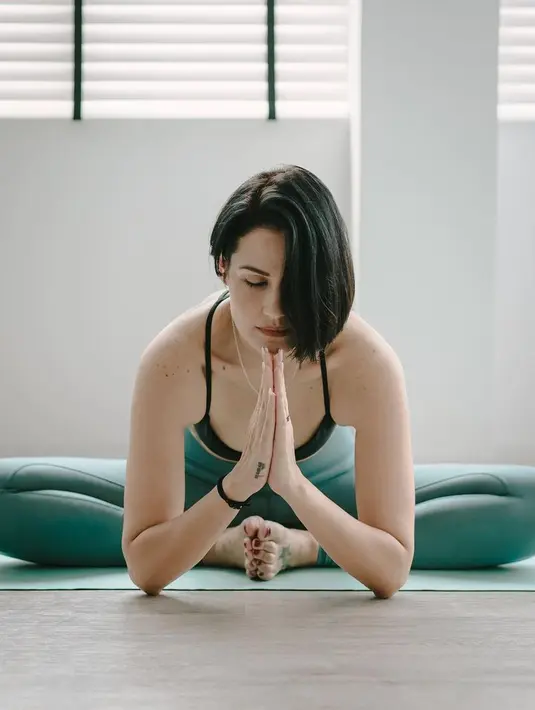 FOTO: Deretan Pose Rima Melati Istri Marcell Siahaan yang Enerjik Saat Yoga - Foto Liputan6.com