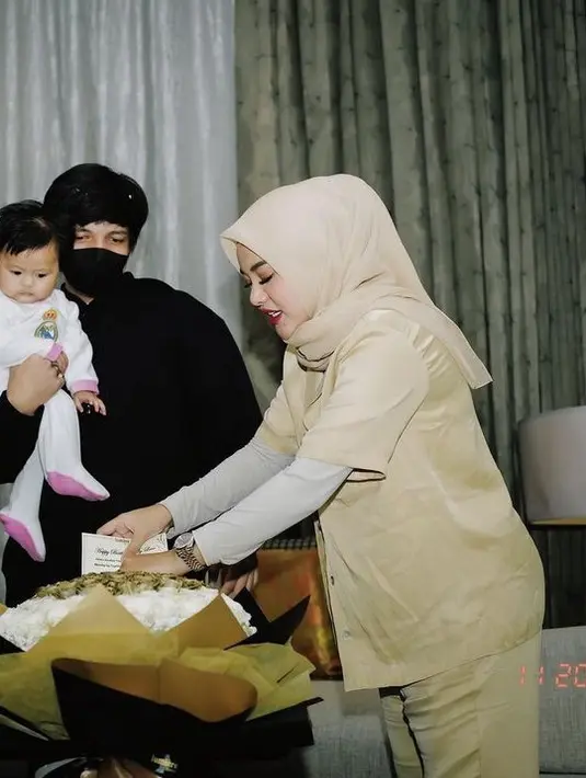 Berat Badan Turun 20 Kg, Ini Potret Aurel Hermansyah yang Makin Langsing - Foto Liputan6.com