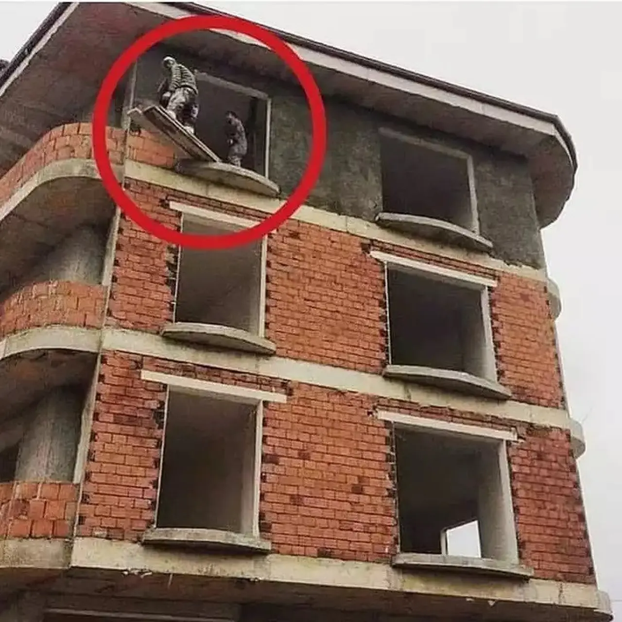 6 Potret Kuli Proyek Gotong Royong Saat Selesaikan Pekerjaan, Totalitas ...