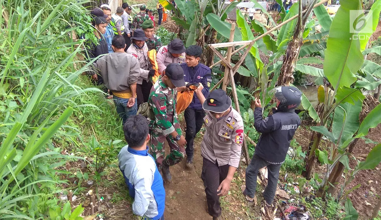 FOTO: Penampakan Longsor di Cijeruk Bogor yang Timbun Satu Keluarga - Foto Liputan6.com