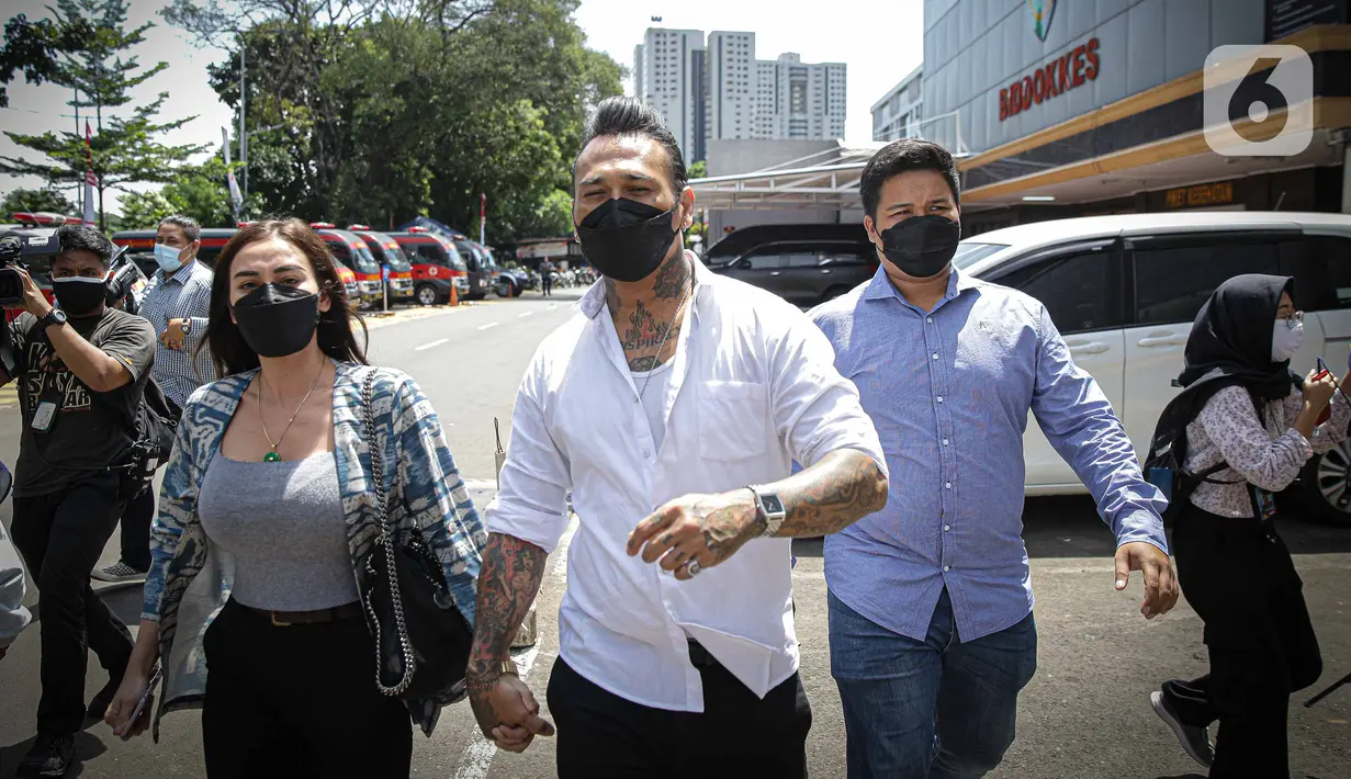 FOTO: Jerinx Suntik Vaksin Covid-19 di Polda Metro Jaya - Foto Liputan6.com