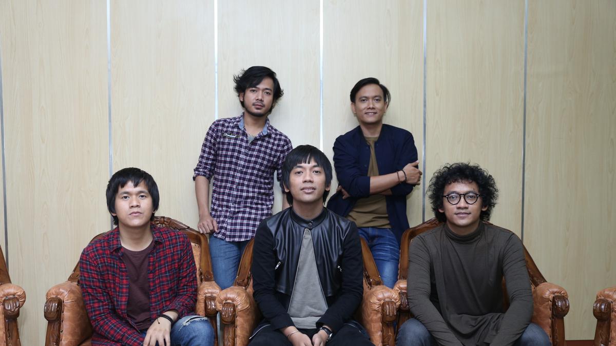 Lirik Lagu Di Antara Kalian - d'Masiv - Ragam Bola.com