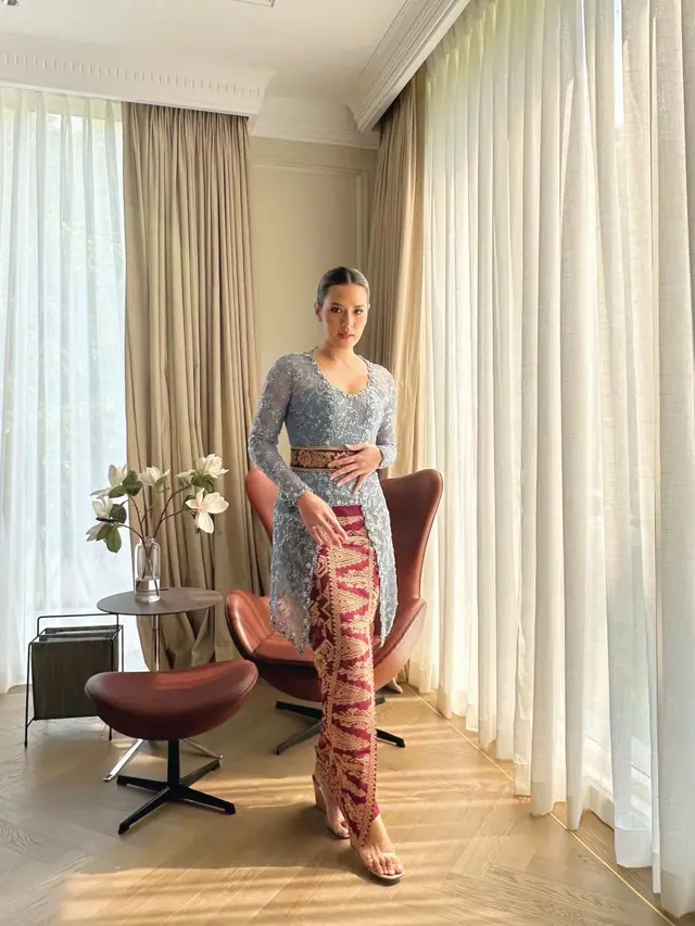 4 Inspirasi Kebaya Biru Modern yang Elegan, dari Raisa Andriana hingga Erina Gudono - Hot ...