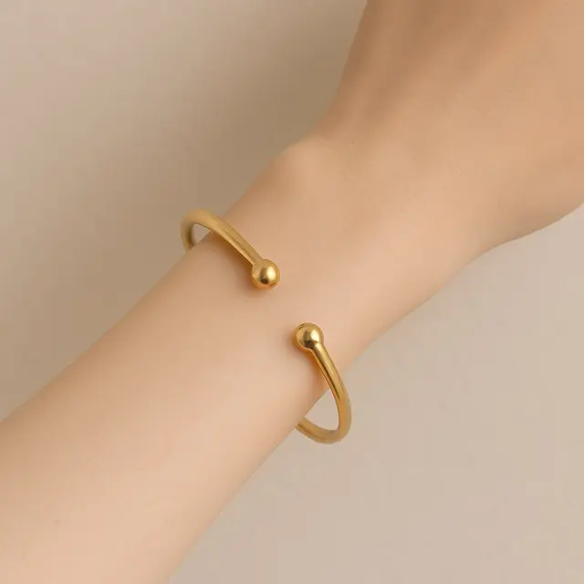 10 Model Gelang Emas Bangle Kekinian 2025 untuk Tangan Kecil, Tampil ...