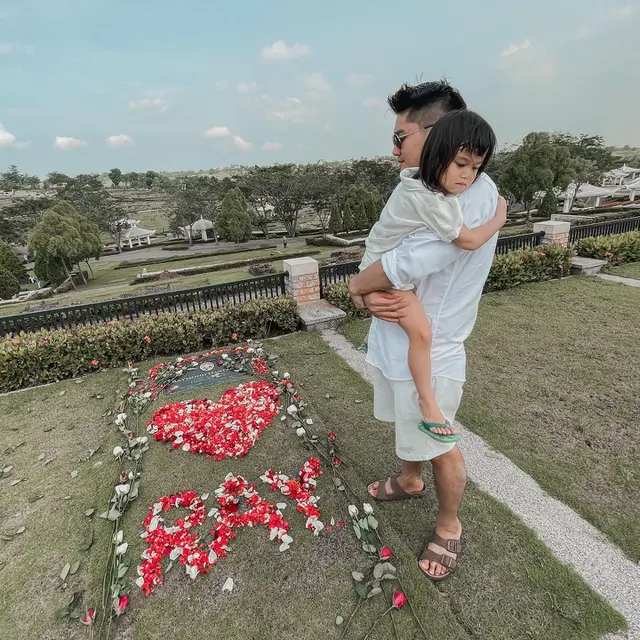 Ziarah Ke Makam Adik, Ini 7 Momen Kenangan Boy William dan Raymond ...