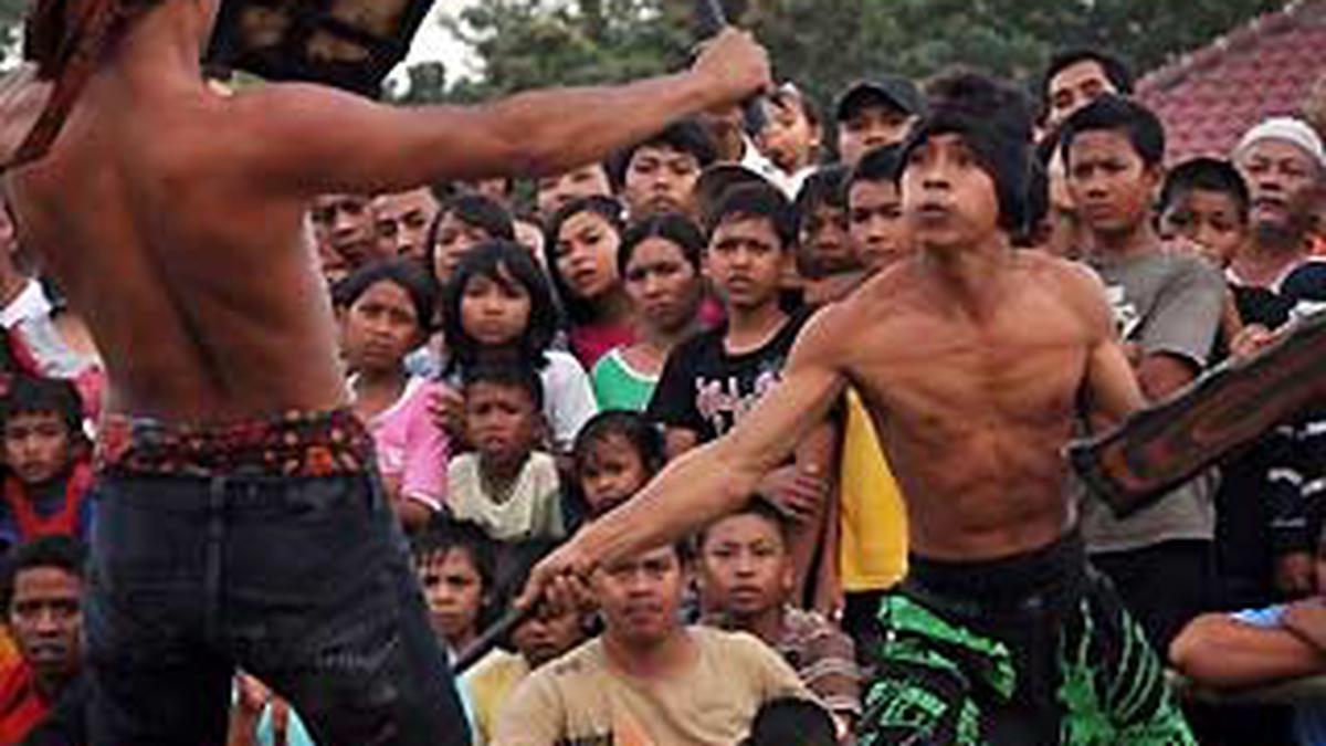 Dua orang "Pepadu" bertarung dalam permainan tradisional Presean di ...