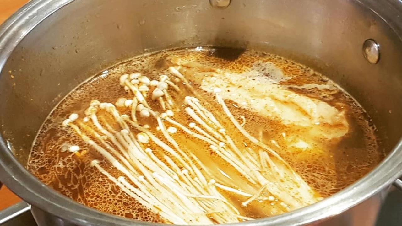 Resep Sup Jamur Enoki Pedas yang Super Praktis