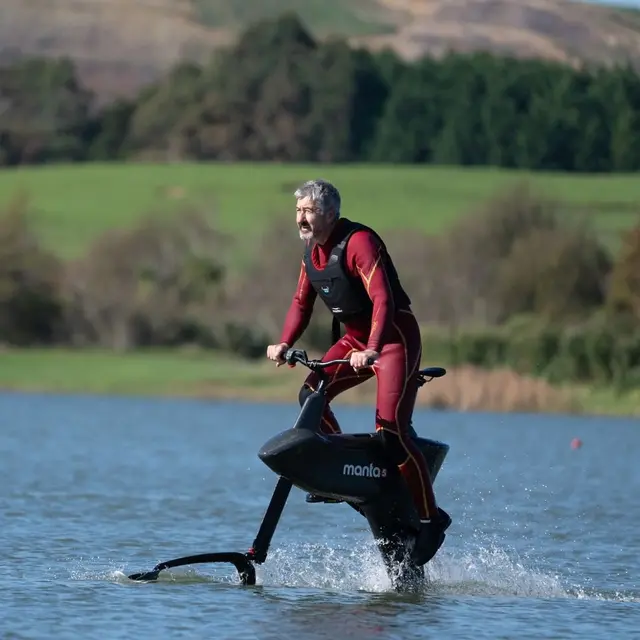 6 Potret Sepeda yang Bisa Gowes di Atas Air, Netizen: Siap Mengarungi ...
