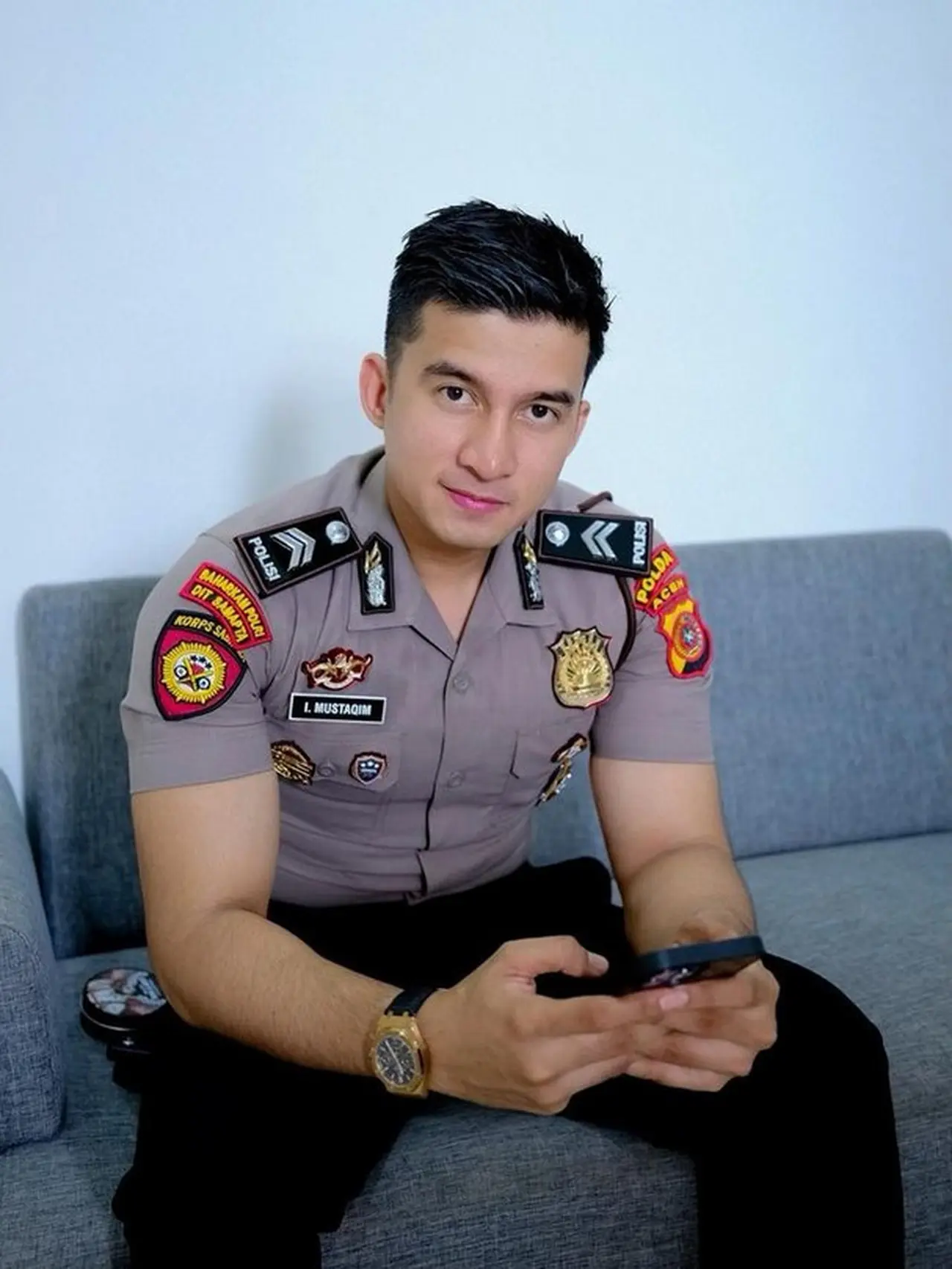 Gantengnya Briptu Mustakim dengan Seragam Polisi, Ketampanannya Bak ...