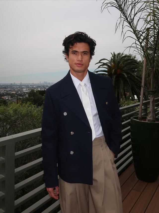 5 Potret Charles Melton, Aktor Berdarah Korea-AS yang Jadi Model Video ...
