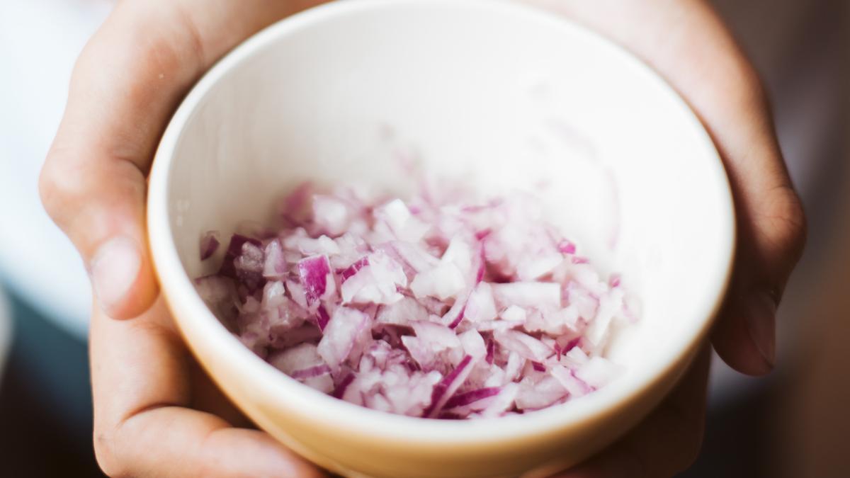 Tips Mengupas dan Mengiris Bawang Agar Mata Tak Perih