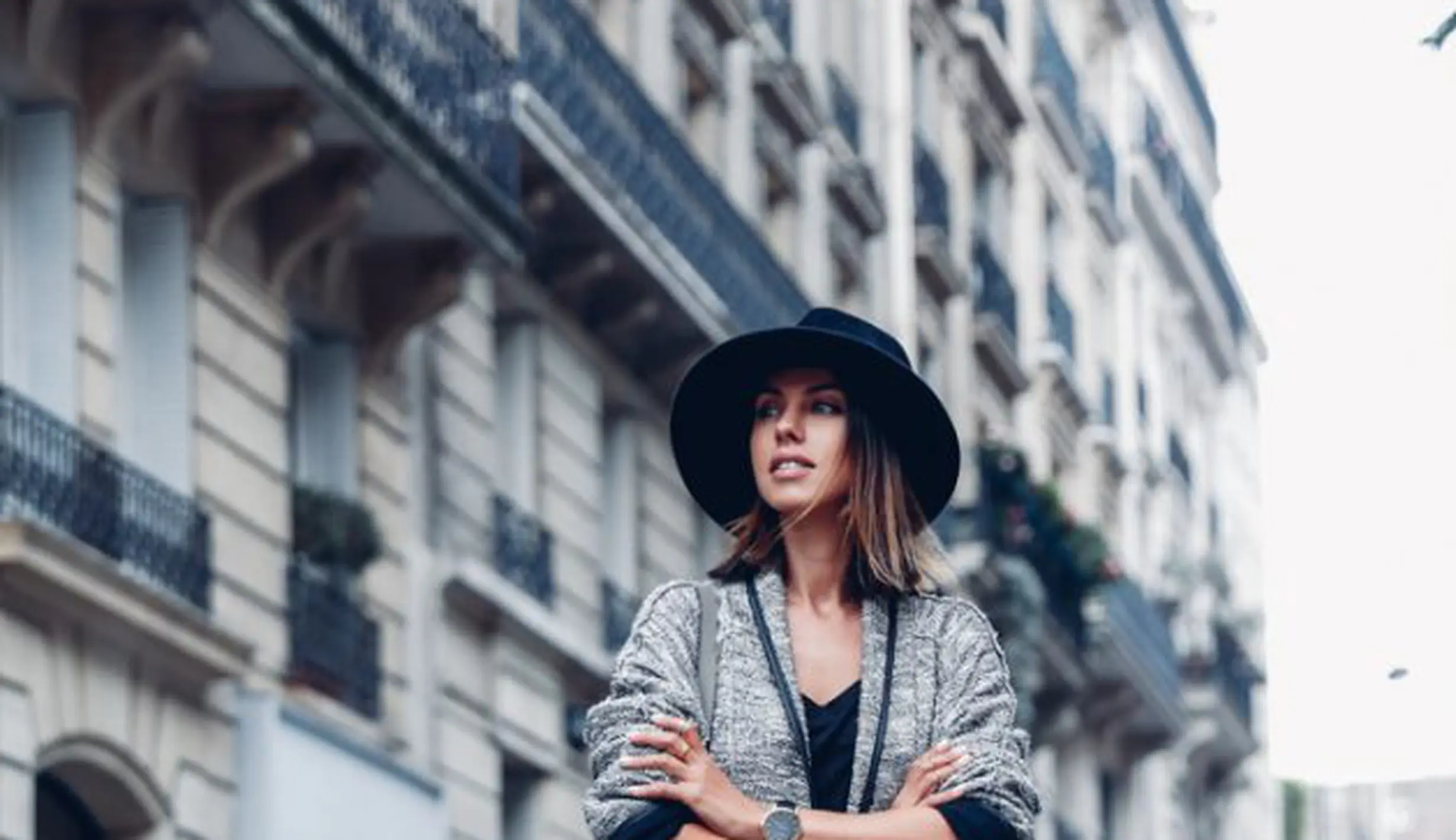 8 Ide Keren Tampil Stylish Dengan Outer Abu-Abu