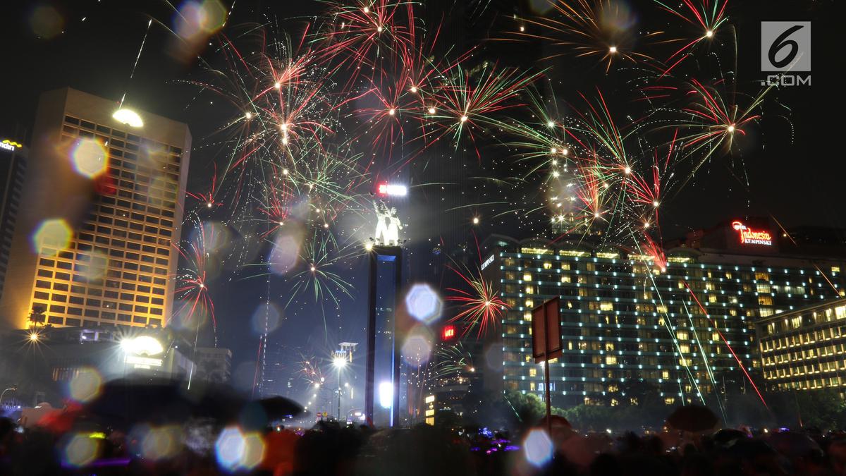 FOTO: Kembang Api Hiasi Malam Pergantian Tahun Baru di Bundaran HI - Foto Liputan6.com
