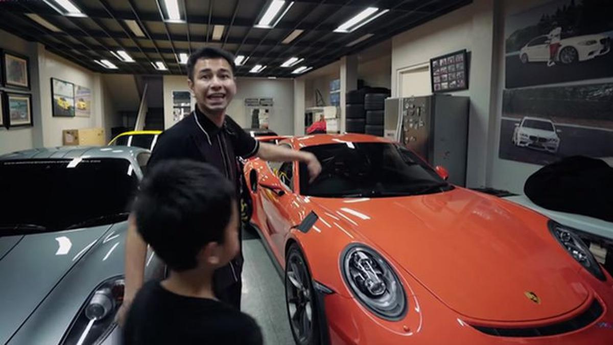 Raffi Ahmad Terkejut di Rumah Ini Terparkir Puluhan Supercar